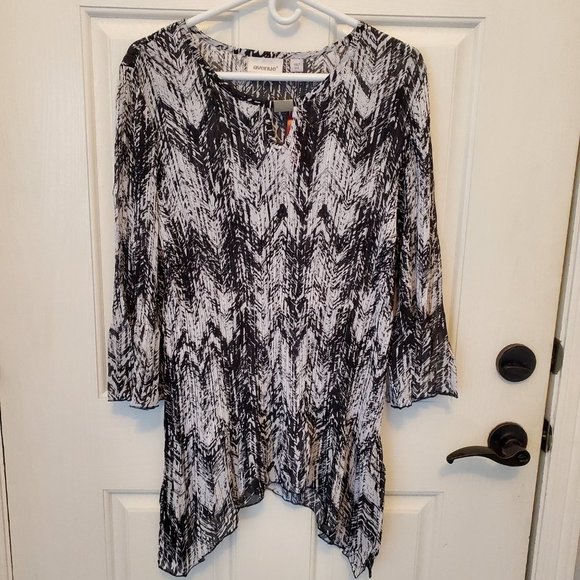 Avenue | Tops | Avenue Pleater Wbar Sharkbite Blackwhite Size 82 | Poshmark